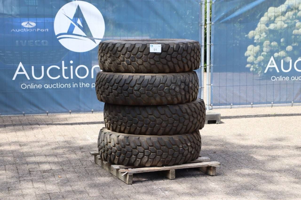 Lot de pneus Dunlop SP PG8 12.5R20 | Auctionport