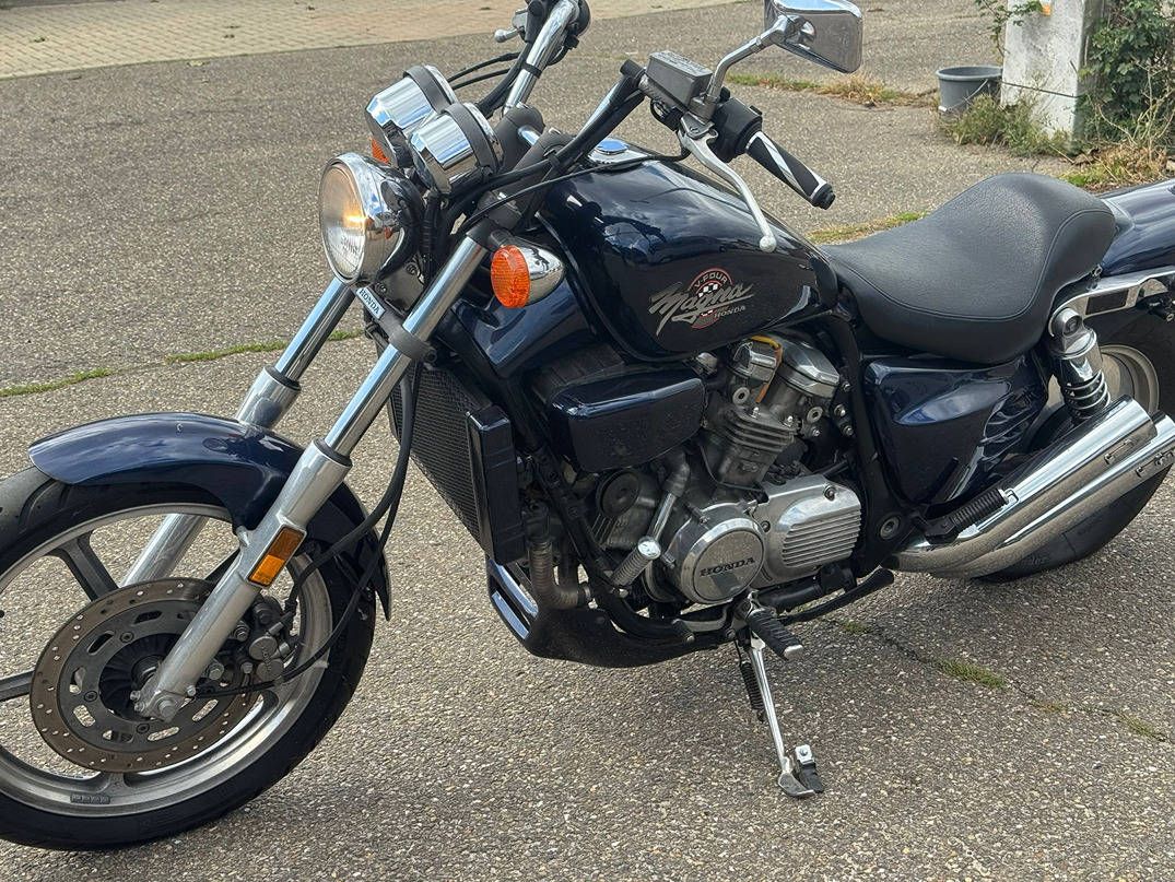 Motocicleta clásica Honda Magna VF750C Gasolina 1988 (Margin)