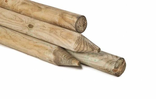 Poteaux ronds en bois avec pointe enchère | AuctionPort